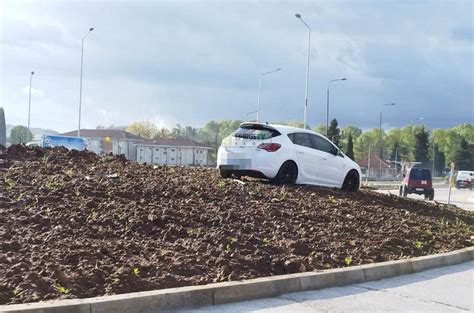 ΘΕΟΥΛΗΣ Ο ΤΥΠΟΣ Δείτε που… παράτησε το αυτοκίνητο του [ΦΩΤΟ