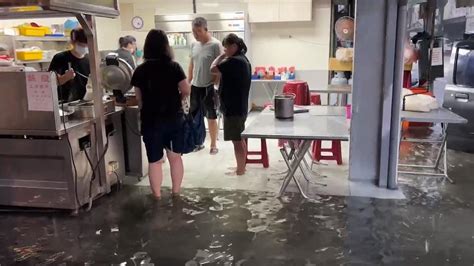 大雷雨狂炸措手不及 北港鎮馬路變小河！居民拿掃把迎戰｜四季線上4gtv