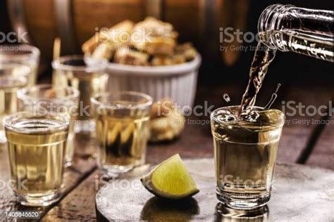 Cachaça Pinga Cana 또는 Caninha의 유리는 사탕 수수 브랜디 브라질의 전형적인 음료 날아 다니는 음료 방울