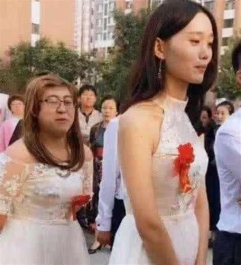 史上最搶鏡的伴娘，長相和穿著讓人訝異，網友：年輕時的曾志偉 每日頭條