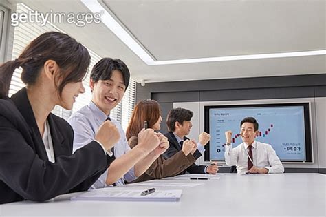 사무실 회의실 비즈니스미팅 미팅 비즈니스 50대 중년 결정 컨셉 파이팅 흔들기 자신감 이미지