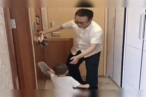 爸爸下班回家，女儿忙前忙后的伺候着，不愧是爸爸的小情人