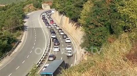 Radhë Kilometrike Në Rrugën E Kombit Fluks I Madh Turistësh Nga Kosova