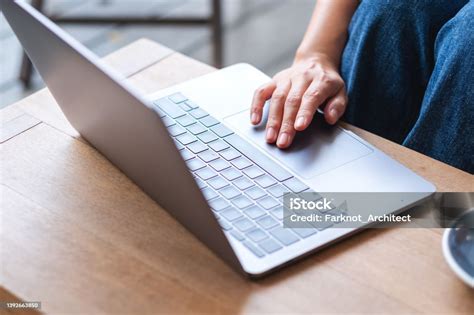 테이블에 노트북 컴퓨터 터치 패드에 작업하고 만지는 여성의 클로즈업 이미지 35 39세에 대한 스톡 사진 및 기타 이미지 35 39세 가정 생활 개념 Istock