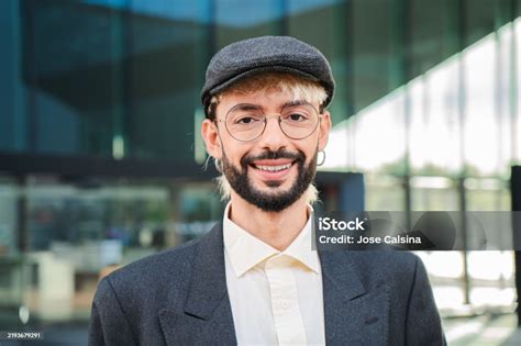 야외에 서서 카메라를 바라보며 미소를 짓고 있는 한 힙스터 남자의 개별 초상화를 클로즈업합니다 친근하고 긍정적 인 표정을 가진 젊은 성인 남자의 앞모습 행복 원래 멋진 남성
