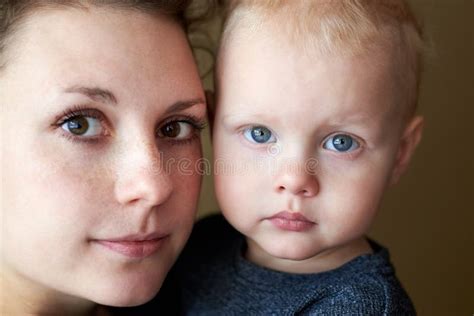 Portret Van Een Moeder Die Met Haar Kleine Zoon Met Blauwe Ogen Spreekt