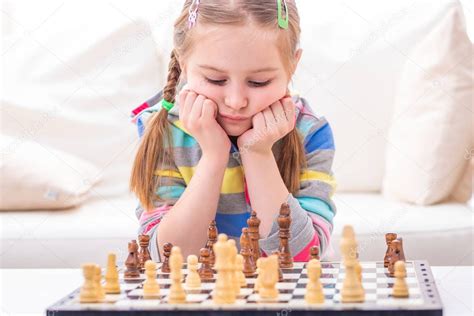 Niño Está En Profunda Reflexión Acerca De La Estrategia Ganadora De