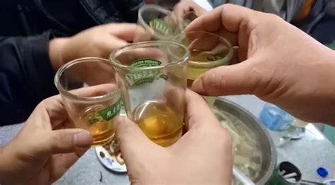 荒唐！台湾有警察醉酒失态，在派出所所长办公室全裸腾讯新闻