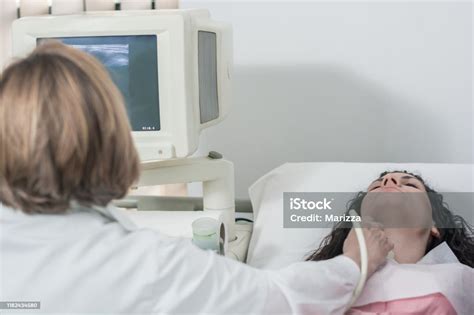 초음파 절차 여성 의사는 여성 환자에게 갑상선을 검사합니다 20 29세에 대한 스톡 사진 및 기타 이미지 20 29세 2명