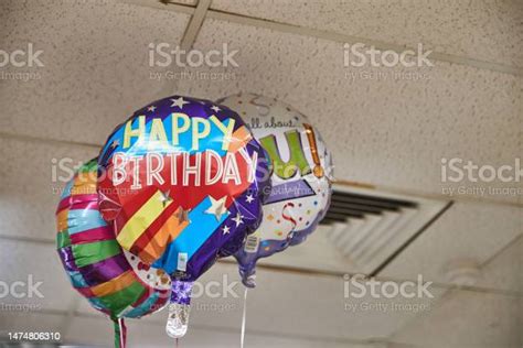 허름한 사무실 아래에서 생일 축하한다고 말하는 헬륨 파티 풍선 3개 공기조화에 대한 스톡 사진 및 기타 이미지 공기조화