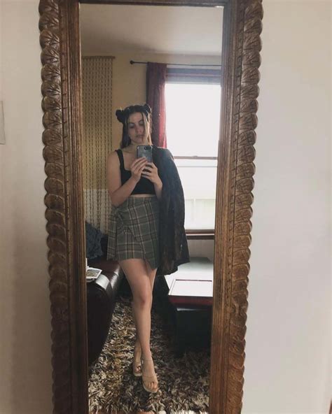 Stéphanie Arav Clocchiatti s feet