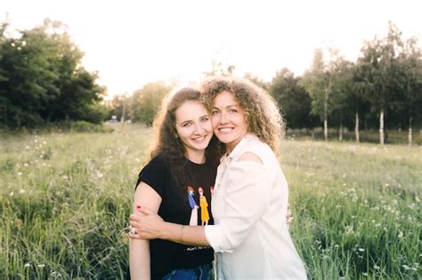 Dos Chicas Lesbianas Están Sentadas En El Césped Del Parque Y Se