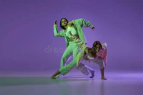 Danza Experimental Dos Jovencitas En Movimiento Sobre Fondo Morado