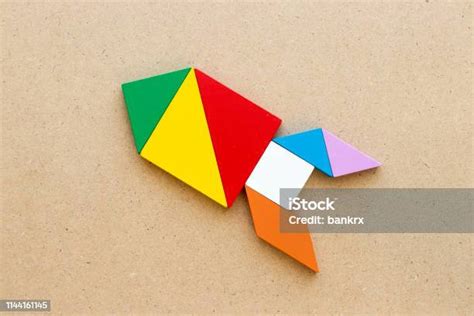 나무 배경 에 로켓 또는 미사일 모양의 색 탱 그램 퍼즐 7에 대한 스톡 사진 및 기타 이미지 Istock