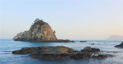 경치 경치가 좋은 고요한 그림 같은 날씨 대한민국 돌 랜드마크 물 바다 바위로 된 배경 부산 섬 수평선 숨 막히는 아름다운 아시아 아침