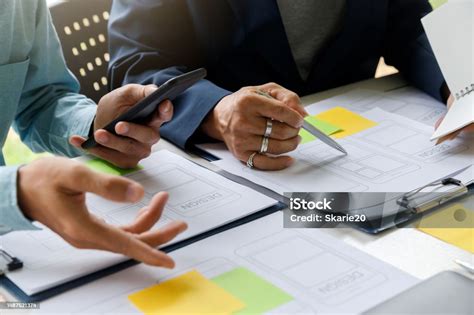 스마트 폰 응용 프로그램 레이아웃 프로토 타입 프로젝트에 설계 Ux 또는 Ui 디자이너 2명에 대한 스톡 사진 및 기타 이미지 2명 개발 건설 프레임 Istock