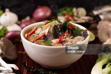 그릇에 토마토 버섯 고수풀 봄 양파 및 레몬 그라스로 생선 주입을 끓으십시오 0명에 대한 스톡 사진 및 기타 이미지 0명 건강한 식생활 라임 Istock