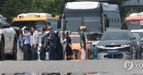 뜨거운 한낮 더위에 달궈진 아스팔트 도로