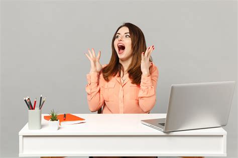 회색 배경에 고립 된 Pc 노트북 책상에서 손 작업을 확산 옆으로 찾고 파스텔 옷에 젊은 충격을 외치는 여자 성취 비즈니스 커리어 라이프 스타일 컨셉 복사 공간을 모의