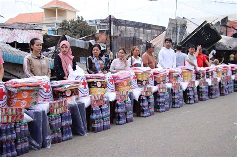 ប្រធានសាខាកាកបាទក្រហមកម្ពុជាខេត្តកំពង់ចាម នាំយកអំណោយមនុស្សធម៌ផ្ដល់ជូន អាជីវកររងគ្រោះដោយអគ្គីភ័យ