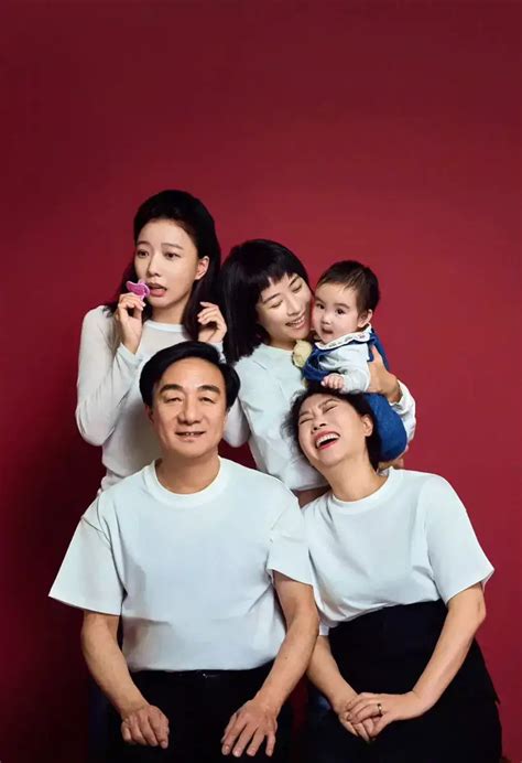 王珞丹晒和父母姐姐旧合照 画面温馨有爱凤凰网