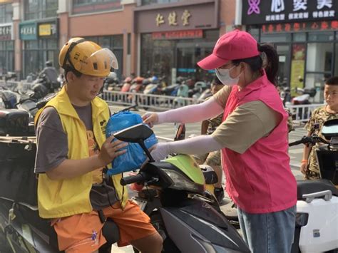 全城联动！为户外工作者撑起“清凉伞”！澎湃号·政务澎湃新闻 The Paper