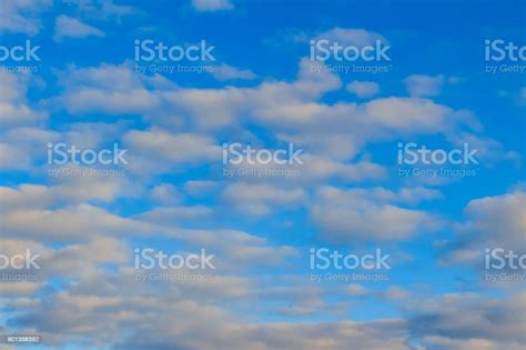 아름 다운 Cloudscape 하늘 공중 전망에서 하늘과 구름 위에서 자연의 아름다움 흰 구름과 푸른 하늘 비행기 창에서 볼