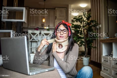 목 부상 후 이전 아름다운 검은 머리 여성은 기분이 좋고 그녀의 아파트에서 시간을 보낸다 자궁 경부 수술 칼라를 가진 여자는