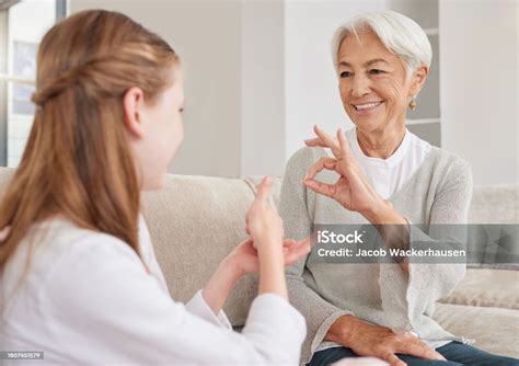 노인 여성 수화 및 청각 장애인 소녀 의사 소통 가정 내 대화 또는 대화 지원 보살핌 및 은퇴한 노인 여성이 청각 장애가 있는
