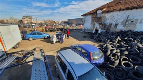 Смел и сръчен Апаш изнесе купища гуми и джанти от бившия завод „Гаврил
