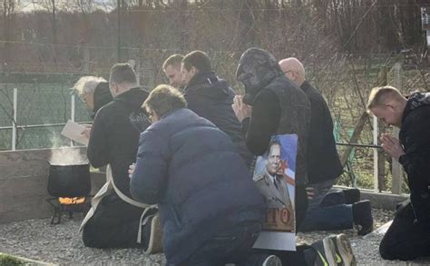 Muškarci U Varaždinu Klečali Za Dobar Gulaš Fotografije Postale Viralni Hit Radiosarajevoba