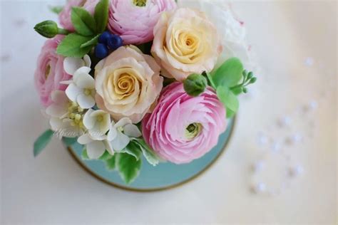 Букет Мятный зефир из холодного фарфора с ранункулюсами и черникой купить в интернет магазине