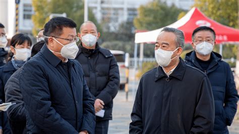 张岳峰在调研疫情防控工作时强调 深入开展互帮互助共建共享 全力保障群众就医用药需求情况