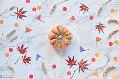 가을 장식으로 계절적 배경이 가을입니다 장식 호박 단풍 나무 잎 밀 귀와 종이 원 색종이 흰색 대리석 테이블에 평평한 누워 0