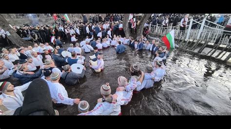 Калоферци спасиха кръста в Тунджа и го дадоха на най малкия участник