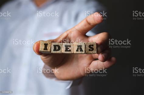 아이디어 텍스트 창의적이고 성공적인 개념으로 나무 상자를 잡는 손 배경을 흐리게합니다 개발에 대한 스톡 사진 및 기타 이미지 개발 교육 디자인 Istock