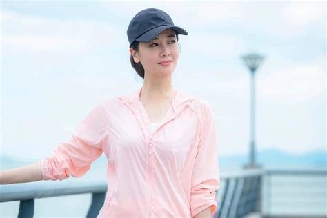 左小青状态好到不敢信，粉色防晒服搭超短热裤，活力四射如少女 搜狐大视野 搜狐新闻