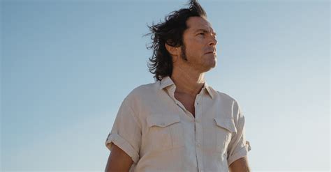 강한 턱선 결단 고요한 고요함 남성 남자 내성 눈선 따뜻한 음색 라이프스타일 맑은 날 맑은 하늘 머리 머리카락 멀리보고 미니멀리즘 베이지 셔츠