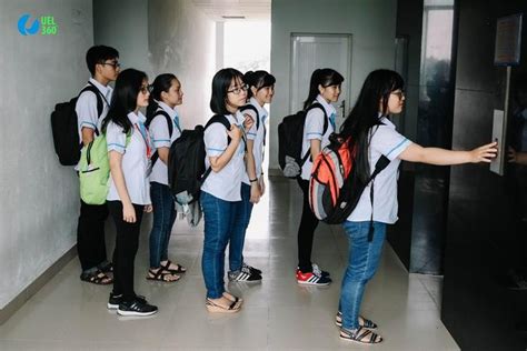 Có một nỗi ám ảnh mang tên xếp hàng chờ thang máy sáng thứ 2 đầu tuần