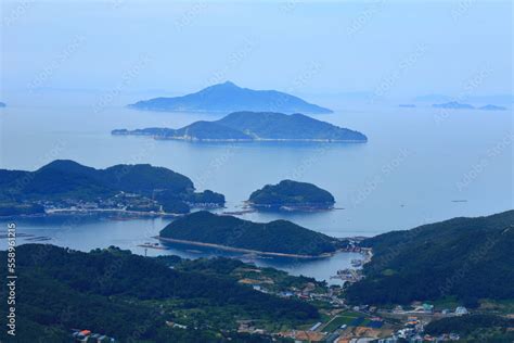 대한민국 경상남도 통영에 있는 유명한 관광 명소인 통영 케이블카 전망대에서 바라본 한려해상국립 공원의 아름다운 풍경이다 스톡