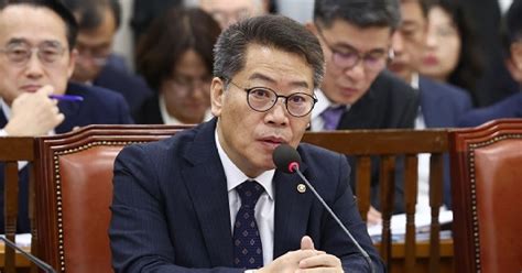 선관위 “계엄 선포 6분 만에 계엄군 투입…3시간 20분간 청사 점거”