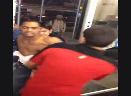 Empleados de tienda desnudan a hombre que sospechaban era un ladrón