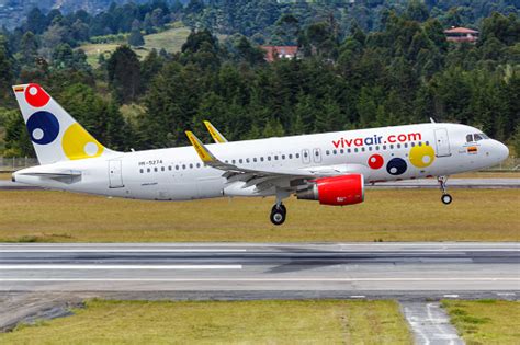 Vivaair Airbus A320 เครื่องบินสนามบินเมเดลลิน ภาพสต็อก ดาวน์โหลดรูป