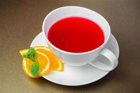 홍차는 백색 세라믹 컵에 찻잔에 꽃 처럼 민트와 오렌지 슬라이스 히 비 스커 스 Net 음식 체중 감량 채식 식품의 개념 0명에 대한 스톡 사진 및 기타 이미지 Istock