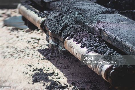 도로 건설 및 수리 작업 중 아스팔트 포장 기계 및 증기 도로 롤러 아스팔트 및 포장 과정 새로운 도로 건설 현장에서 일하는 근로자 층 배치 무인 항공기 0명에 대한 스톡