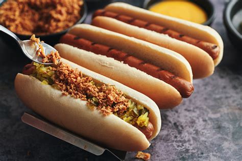 구운 양파 피클 렐리시 머스타드 케첩을 곁들인 핫도그 준비하기 건강한 식생활에 대한 스톡 사진 및 기타 이미지 건강한 식생활 겨자 구이 Istock