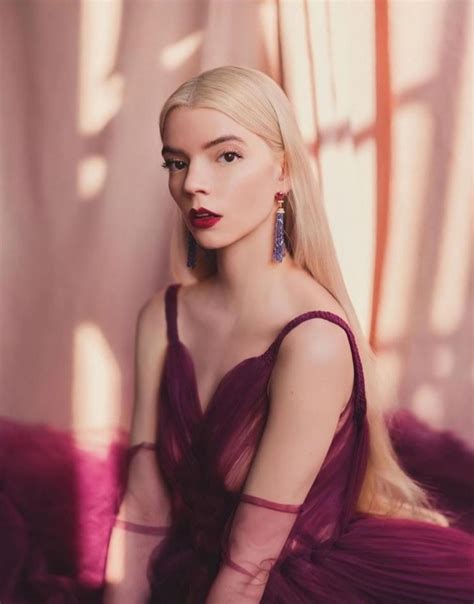 Anya Taylor Joy Scrolller