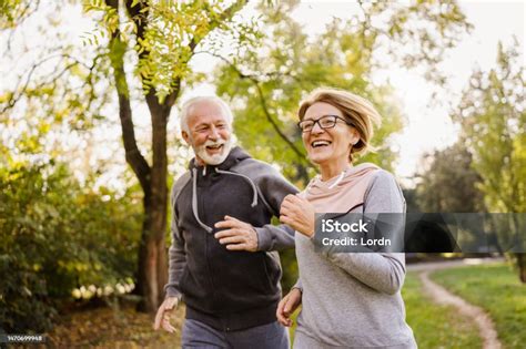공원에서 조깅하는 웃는 노부부 고령자를 위한 스포츠 활동 노인에 대한 스톡 사진 및 기타 이미지 노인 조깅 운동 Istock