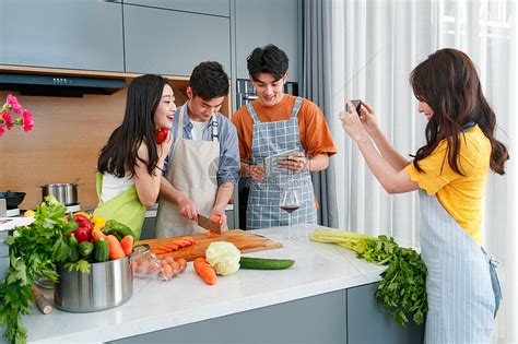 快乐的年轻人在厨房做饭照相高清图片下载 正版图片507684022 摄图网