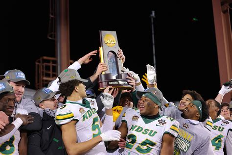 Bison Win 10th Fcs National Championship 35 32 Over Montana State